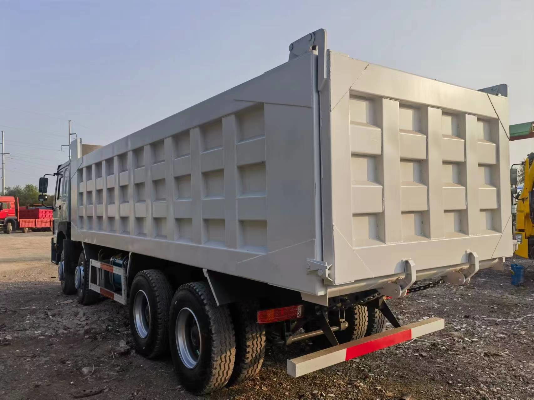 Second Hand Tipper Truck 8x4 12 Tyres Truck Renovation Customizable ...