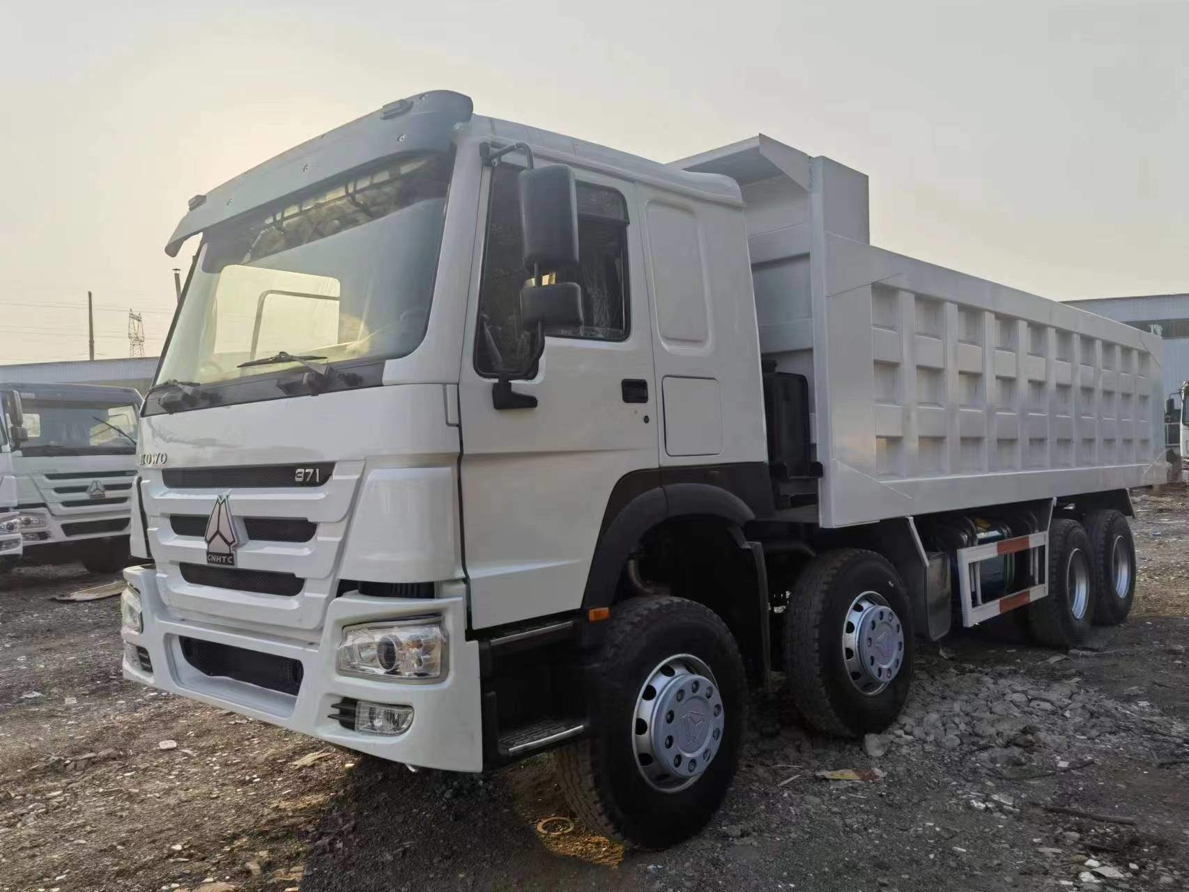 Second Hand Tipper Truck 8x4 12 Tyres Truck Renovation Customizable ...