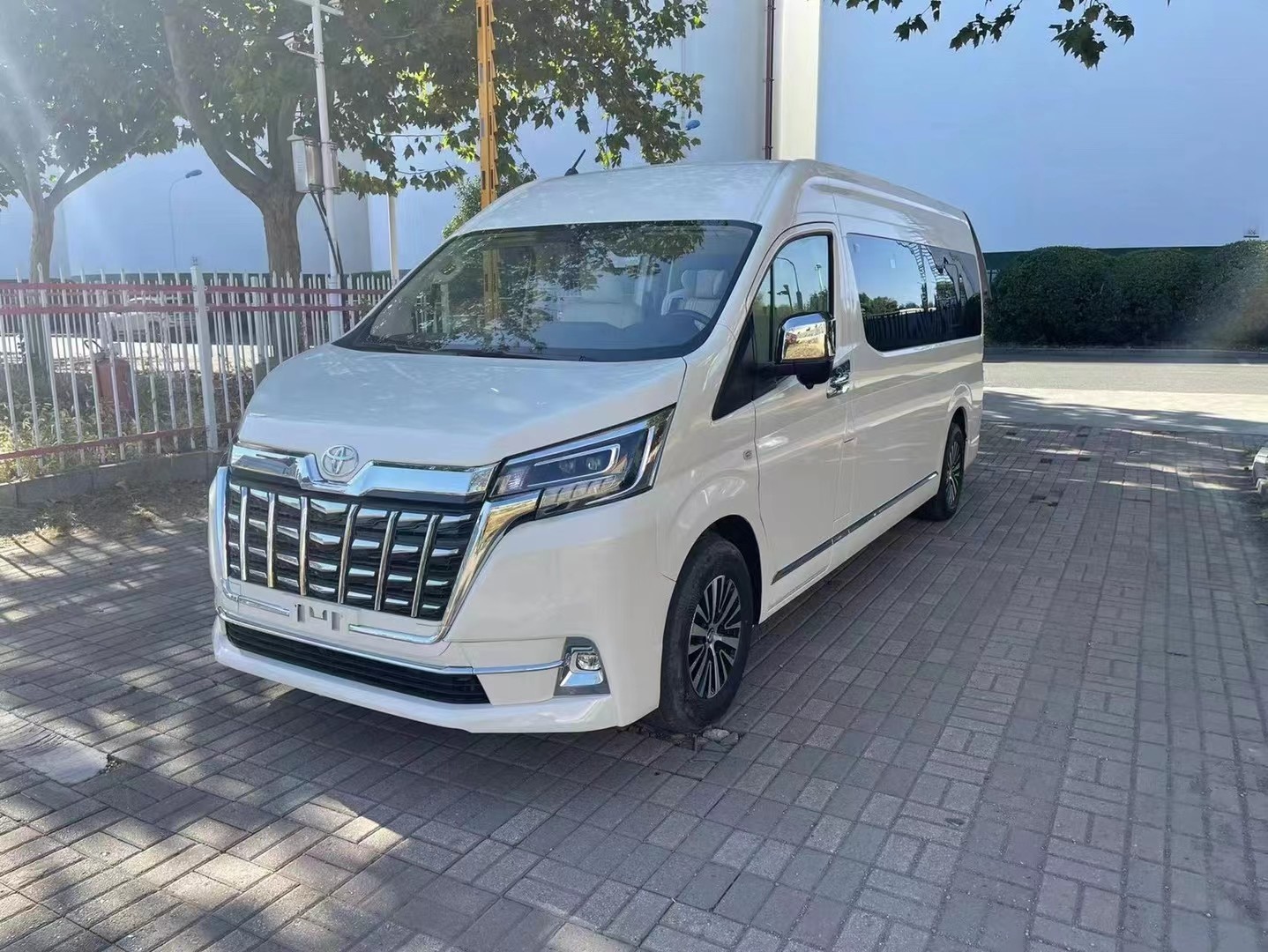 9 Seats Gasoline Toyota Hiace With Luxury Seat New Arrived Mini Bus