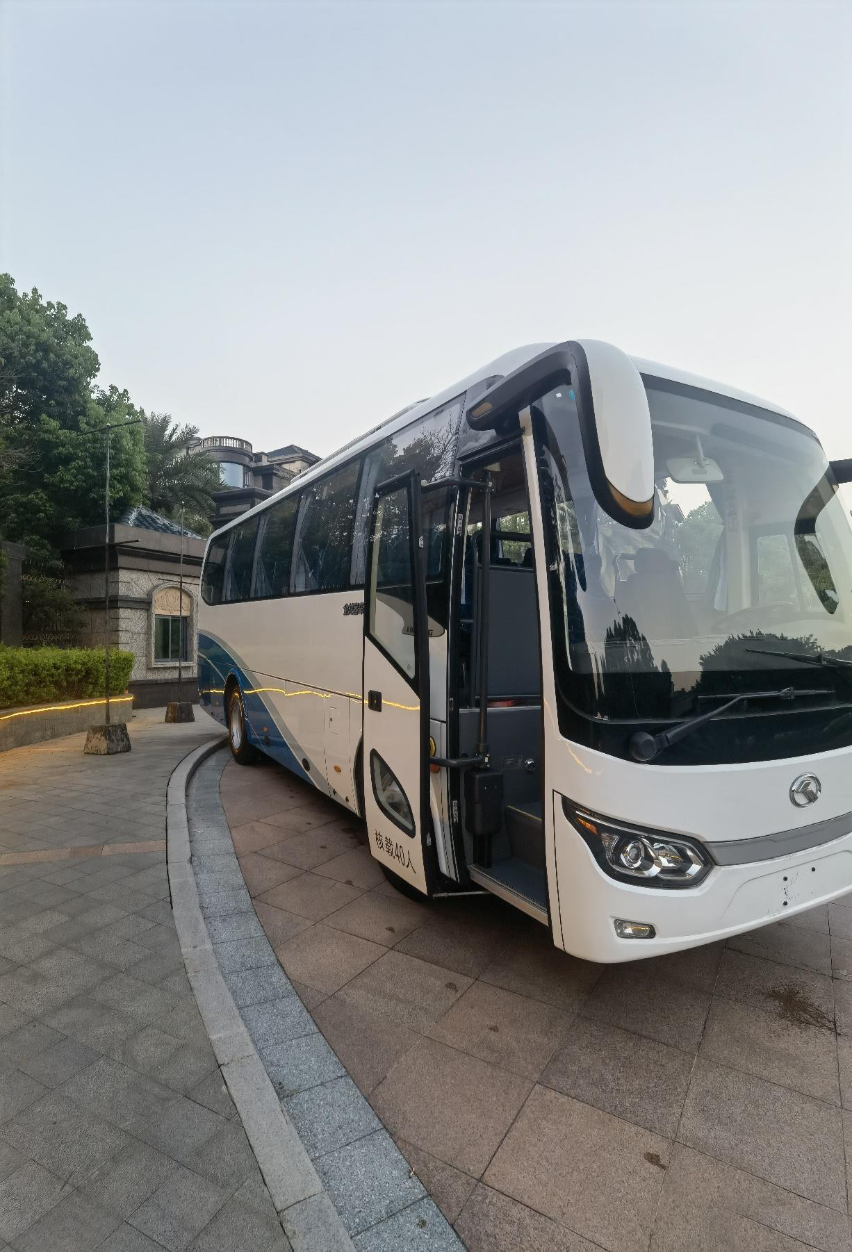 Luxury Coach Bus 40 Seats Kinglong Rhd Lhd Euro 3 Diesel Passenger ...
