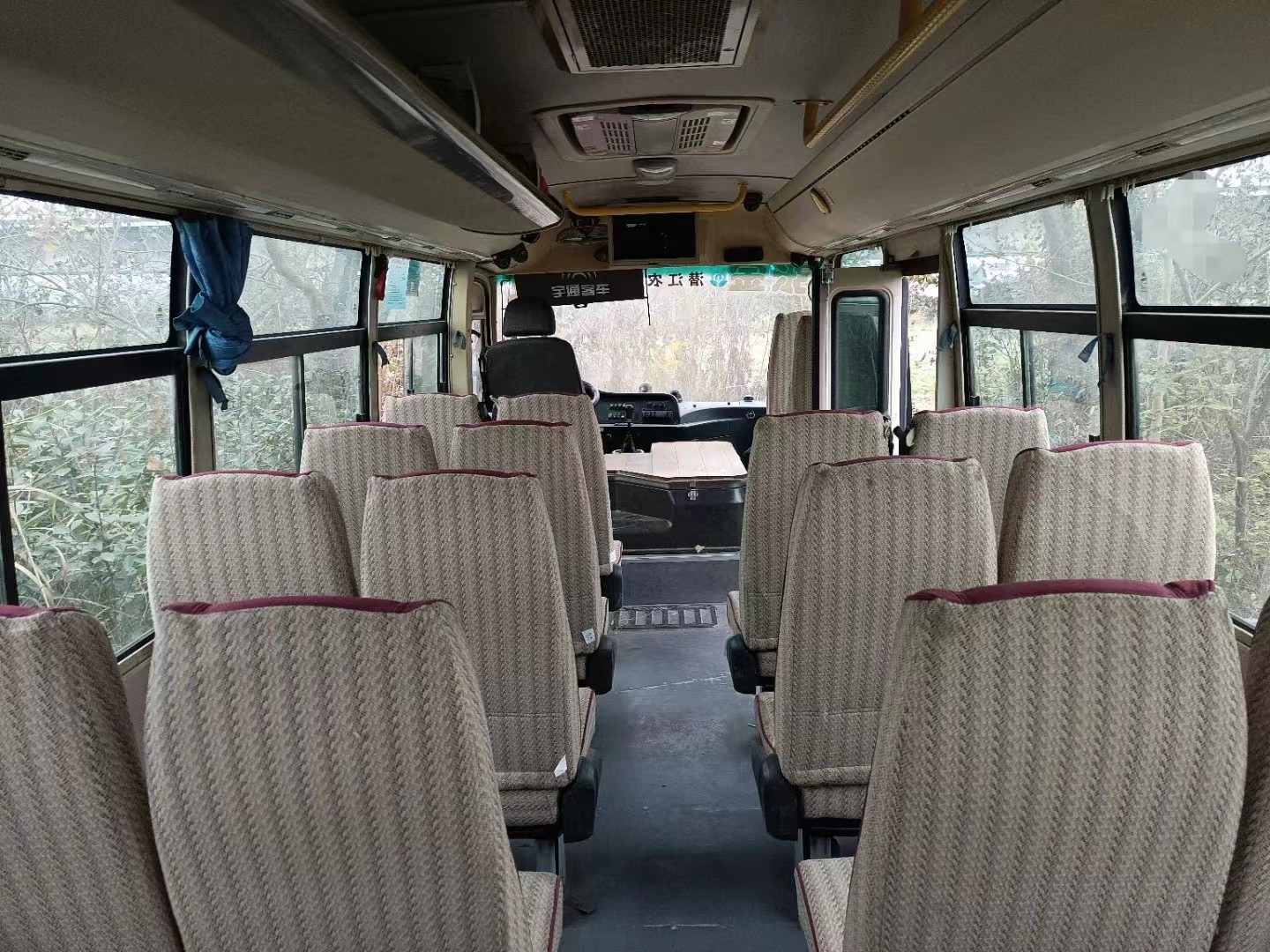 Second Hand Yutong Used Passenger Bus 26 Seaters Tourist Bus Model ZK6729D