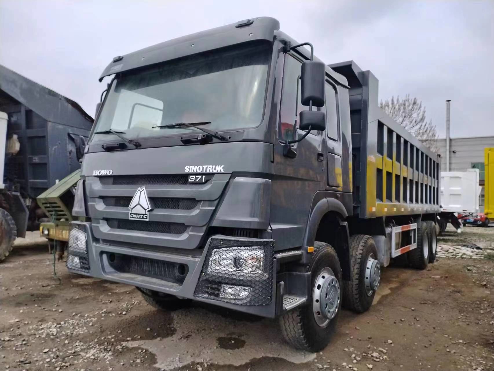 Second Hand Tipper Trucks Black Color 371hp 8×4 HOWO ZZ3317 Flat Roof ...