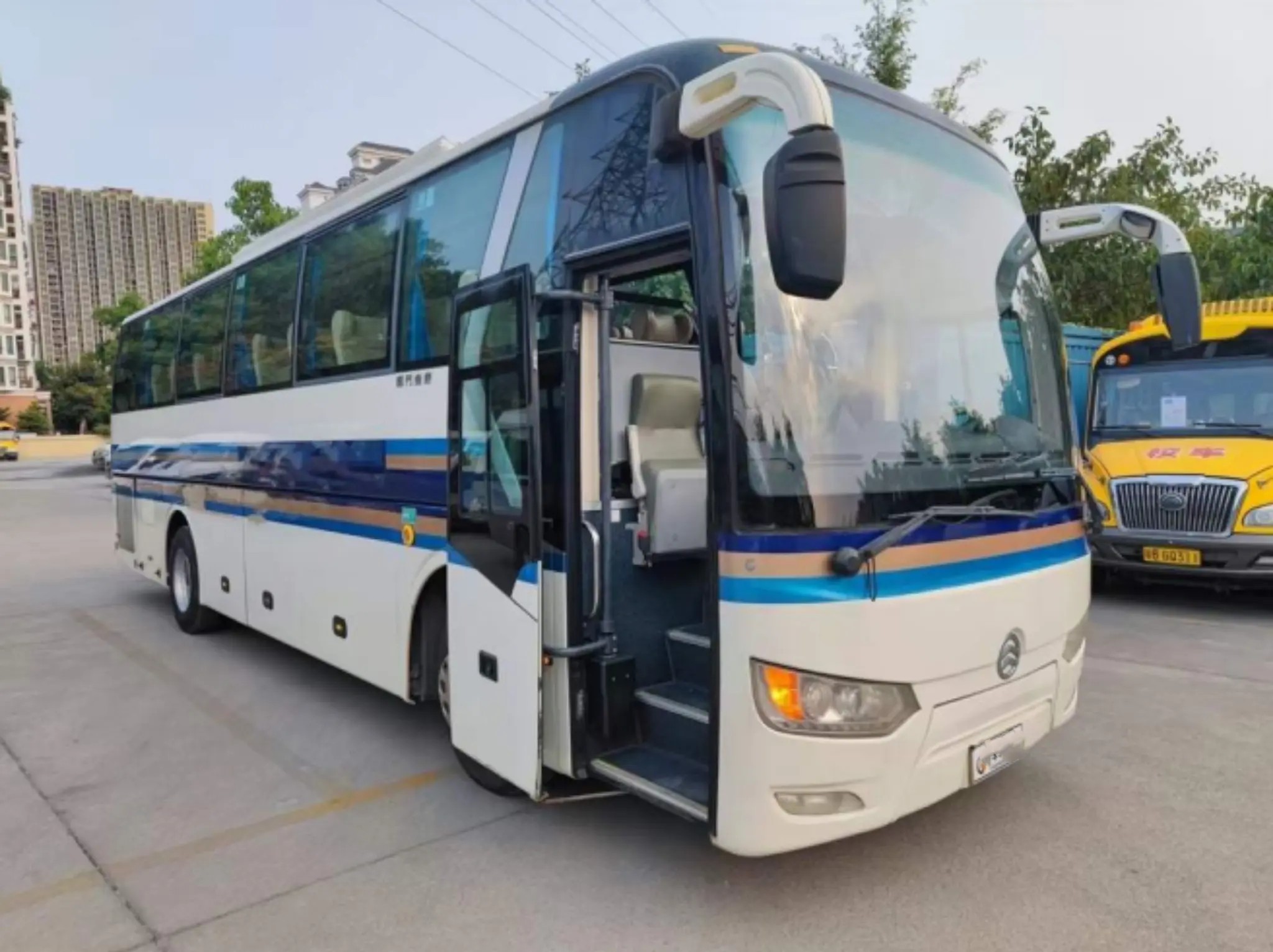Used Luxury Buses 47 Seats Single Door Air Conditioner Big Luggage ...