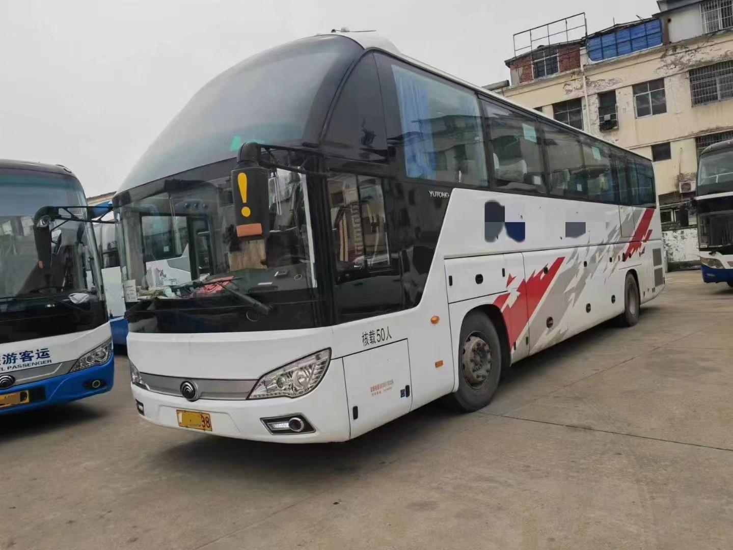 Used Coach Bus 12 Meters 2 Windshields Middle Door 50 Seats Air ...