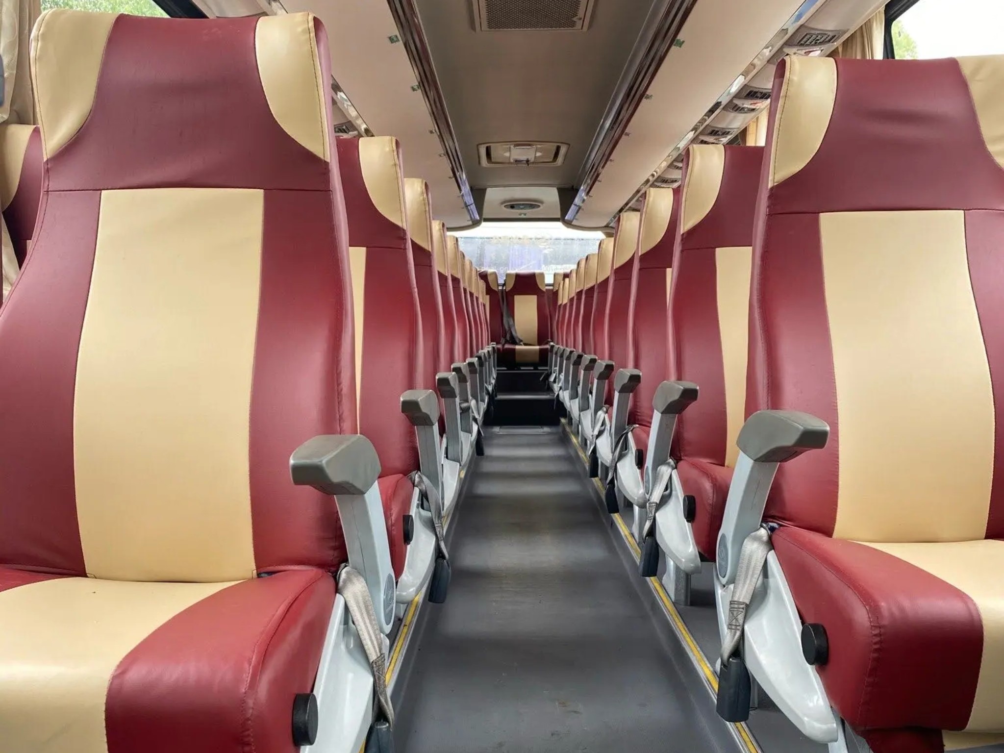 Used Luxury Buses 51 Seats Green Color 12000kg Curb Weight EURO IV ...