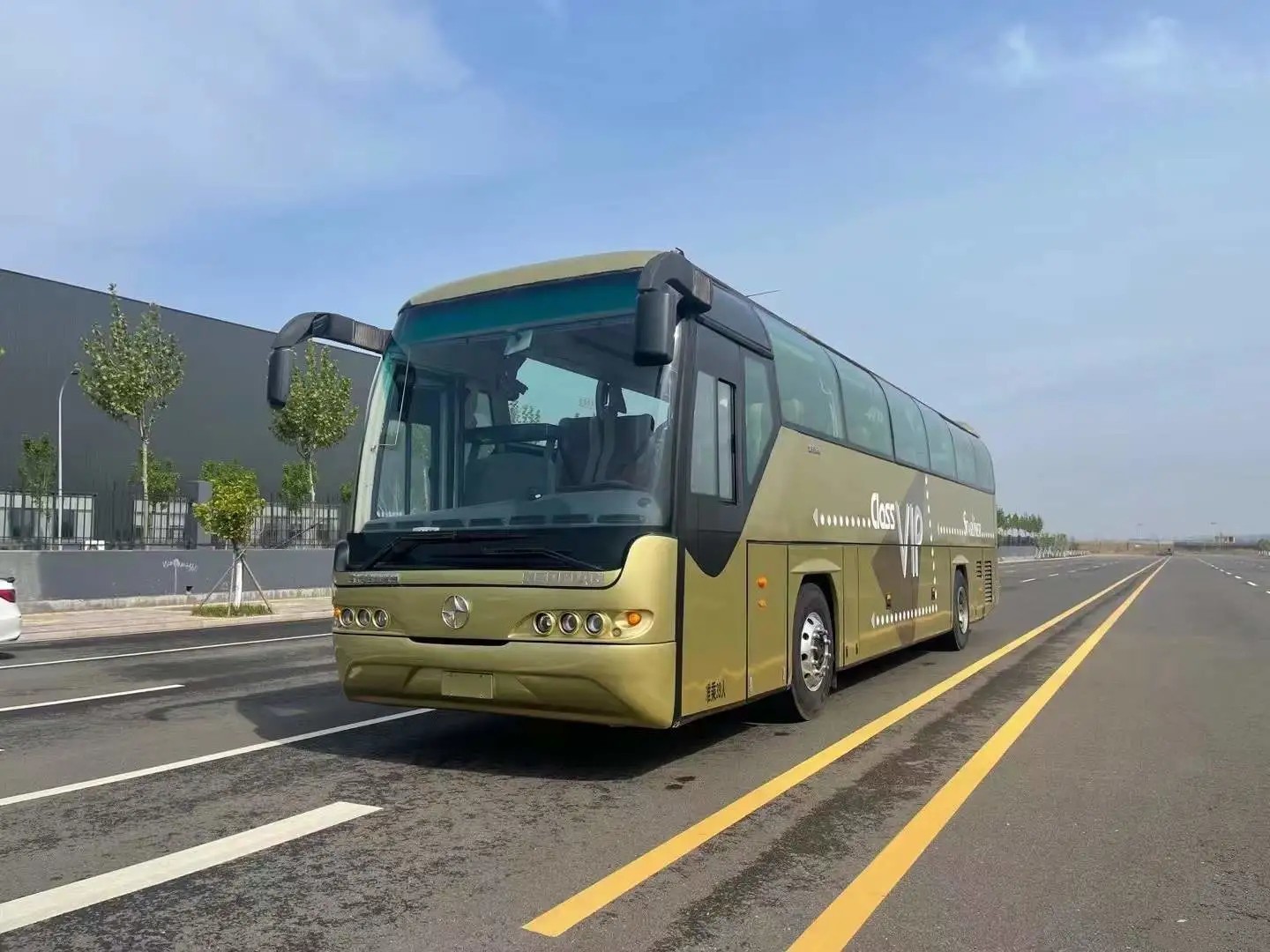 Used Commercial Bus 39 Seats Weichai Engine 336hp Golden Color Middle ...
