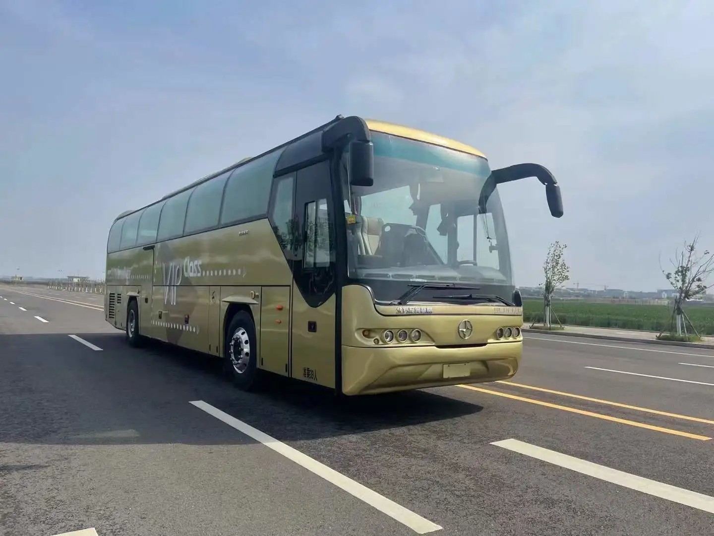 Used Commercial Bus 39 Seats Weichai Engine 336hp Golden Color Middle ...