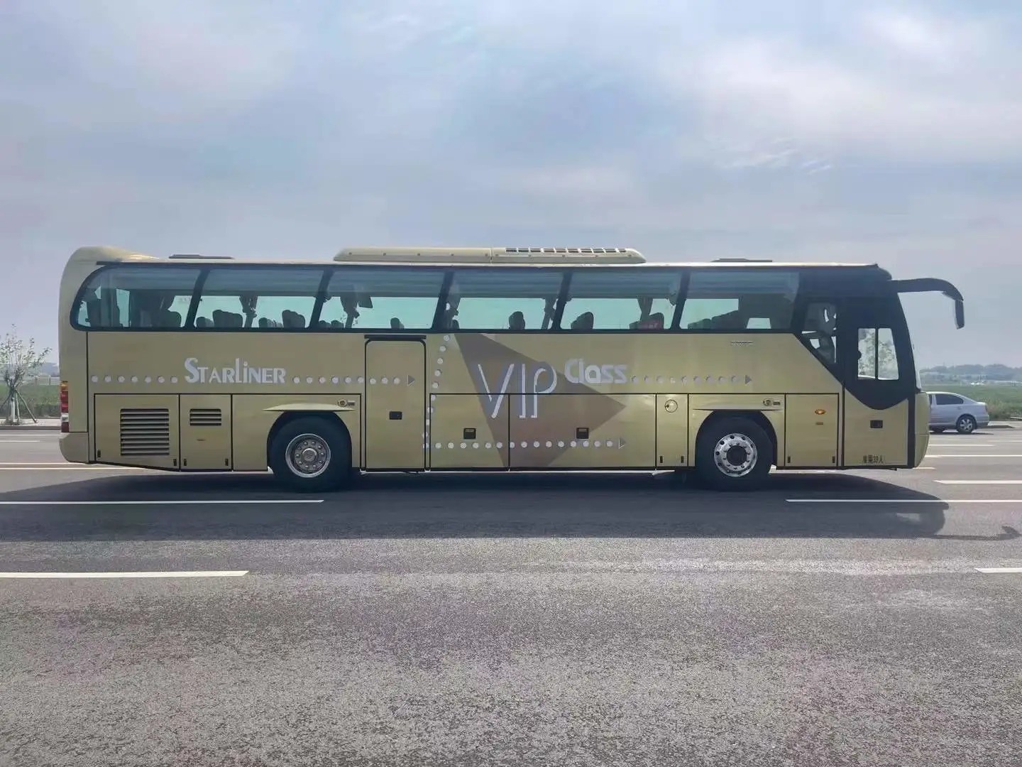 Used Commercial Bus 39 Seats Weichai Engine 336hp Golden Color Middle ...