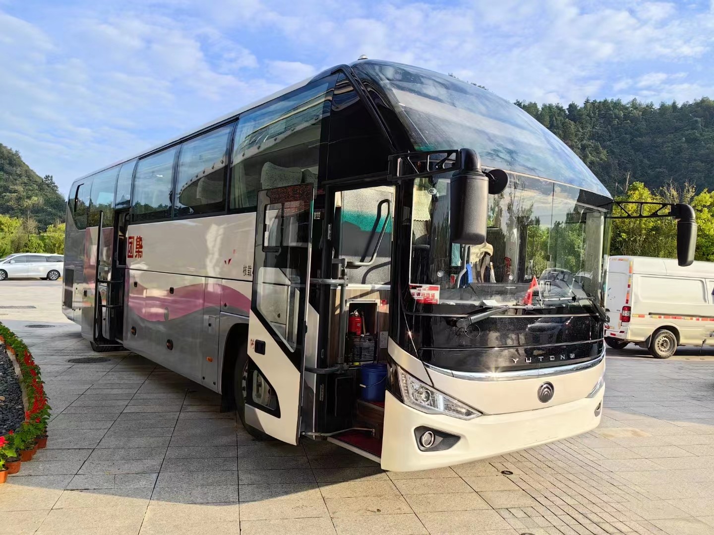 Yutong Bus Airbag Suspension 47 Seats Weichai Engine 336hp Coach Bus ...