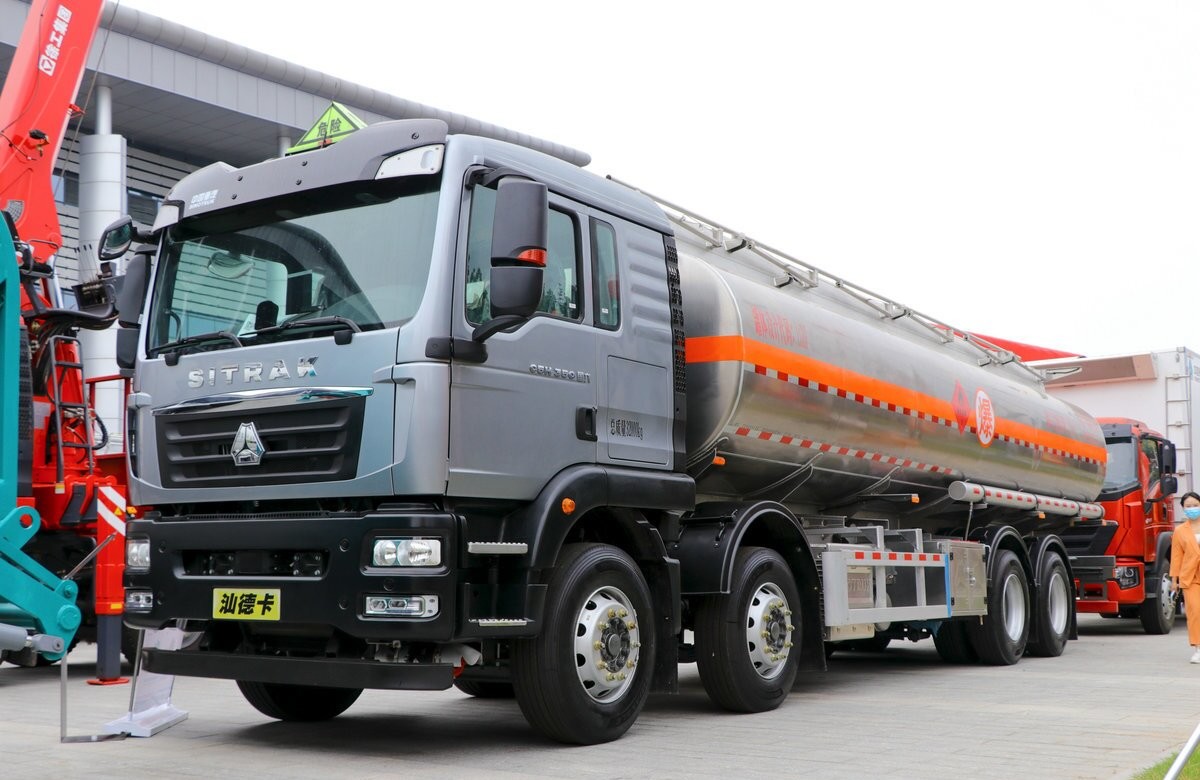 Used Heavy Duty Trucks Sinotruck Second Hand Oil Tanker 8*4 Drive Mode ...