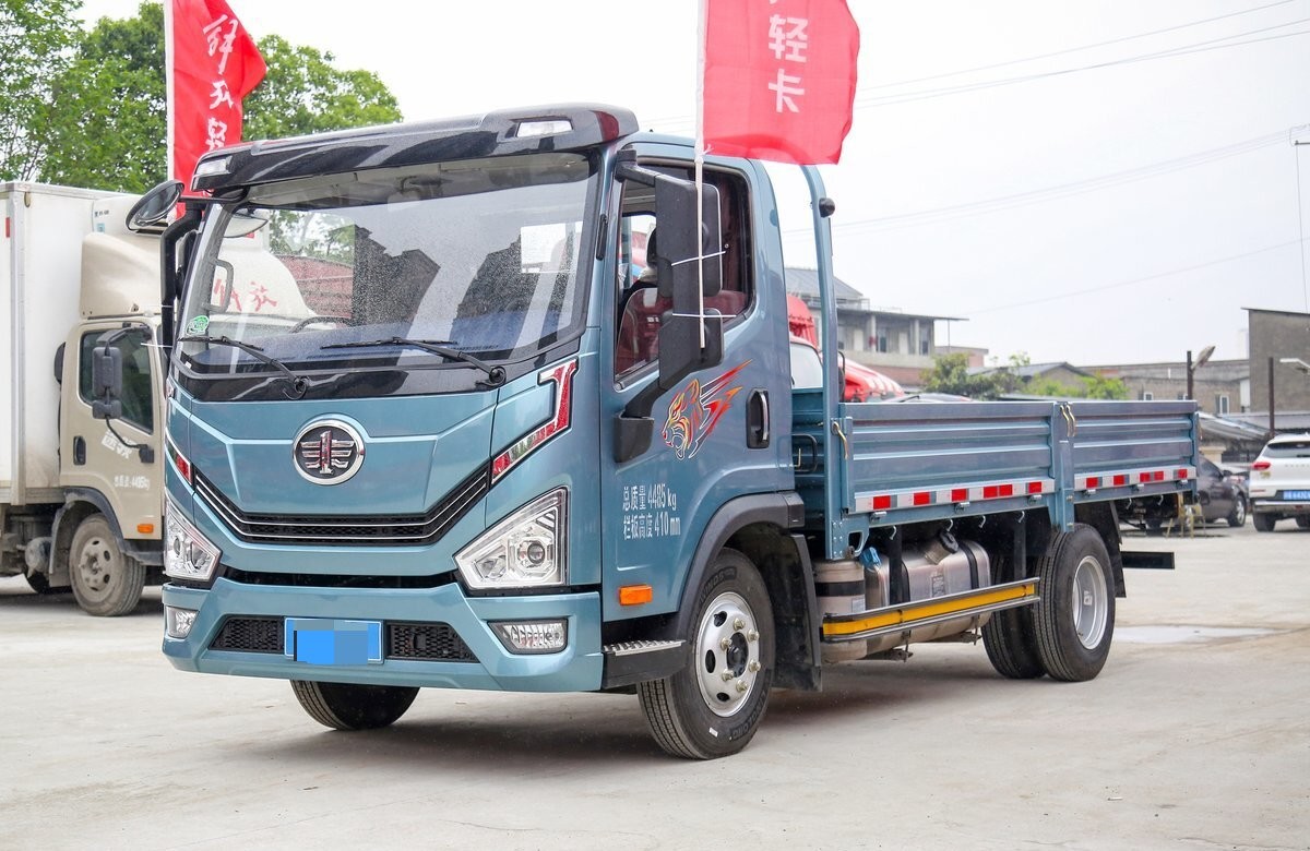 Small Used Cargo Truck FAW Single Cab 2 Seats Flat Box Loading 2 Tons ...