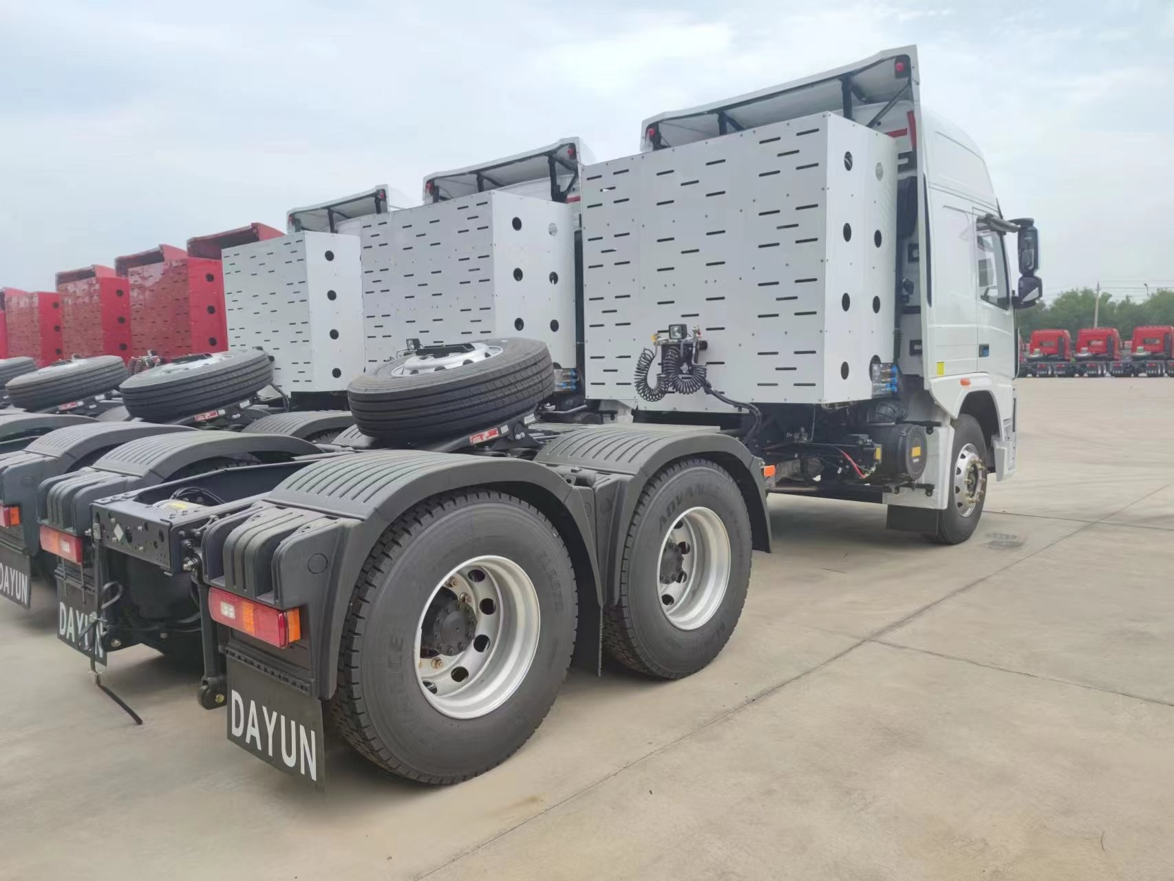 Tractor Trucks 6x4 Dayun Prime Mover CNG Cruising Range 800km Euro 3 ...