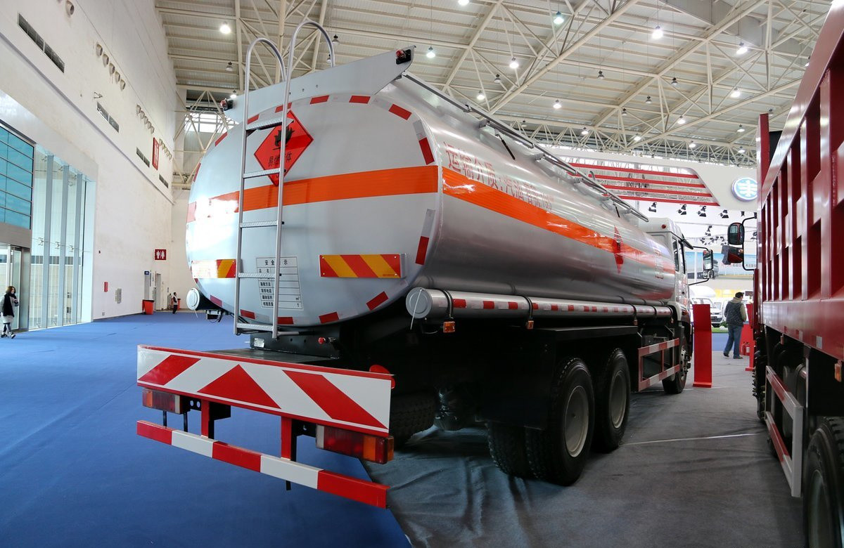 Heavy Oil Tanker Truck Sinotruck 20m3 Tanker Aluminum Alloy MAN Front ...