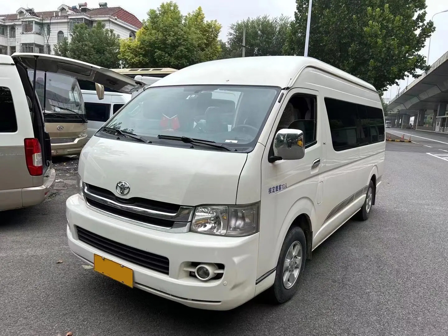Toyota Hiace Electric Mid-door 4-door 13-seat 2.7L L4 Self-priming ...