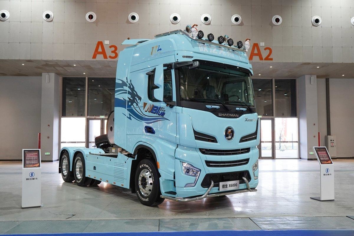 Shacman X6000 Tractor Truck Diesel 700 Hp 6X4 LNG AMT High Roof Single Row And Half Seats