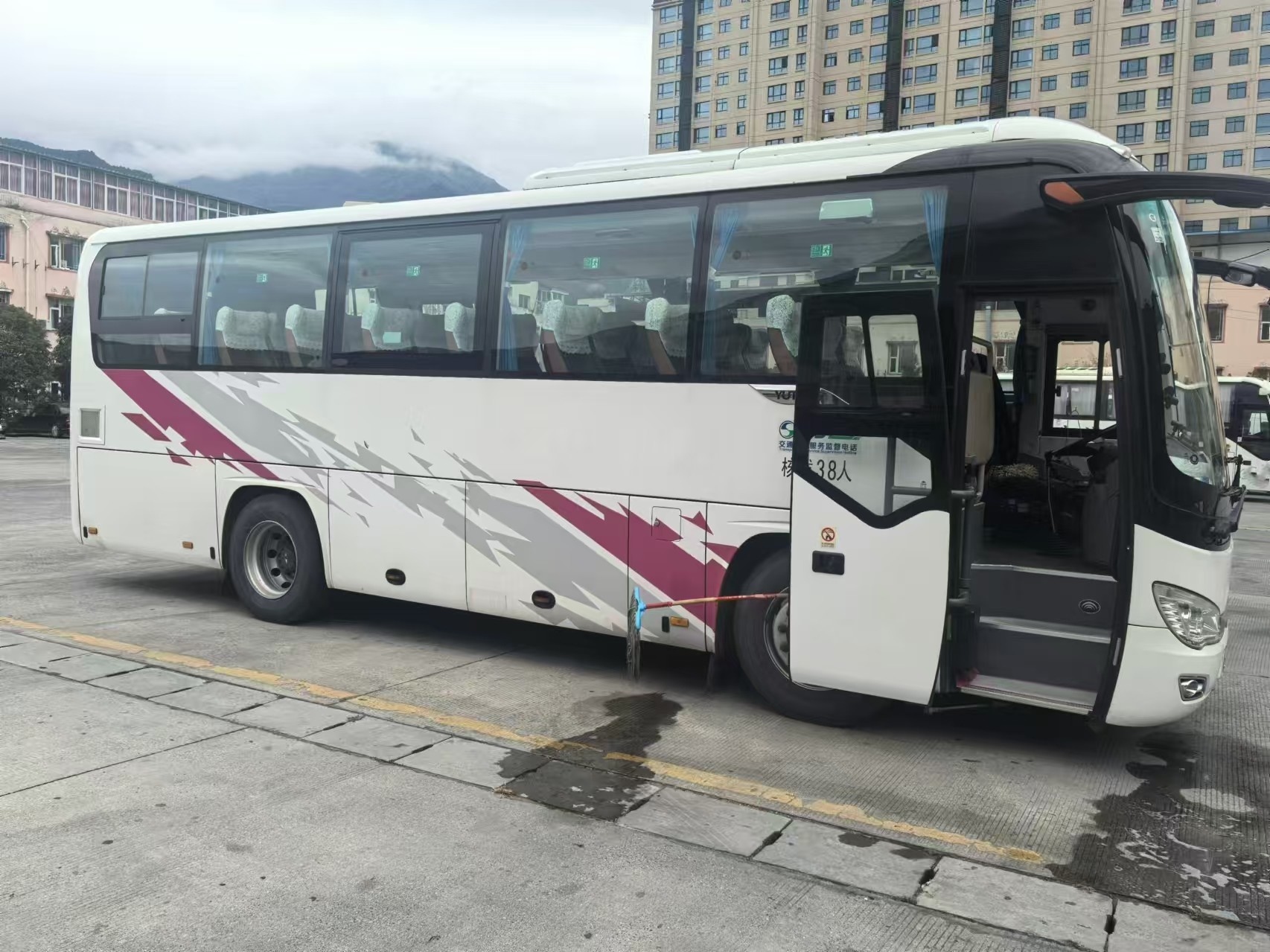 Coach Bus Second Hand 38 Seats Middle Tour Bus Yutong ZK6906 With 8 ...