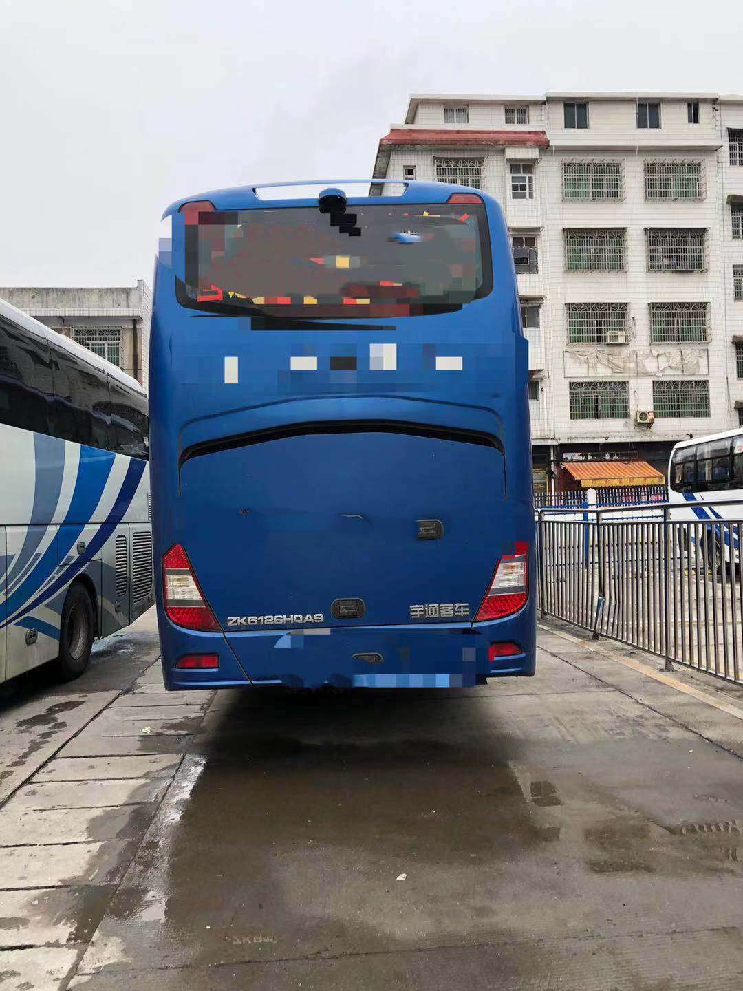 2014 Year Used Yutong Buses 61 Seats One Layer And Half With Bright Color